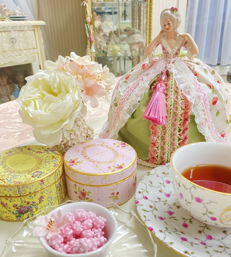 New Doll tea cozy Tall デビュー | Hiromi Porcelain Academy
